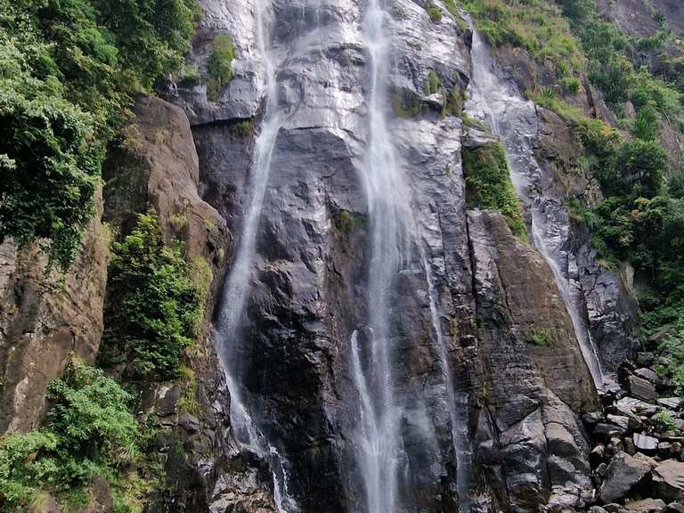 Bambarakanda-Wasserfall: Wanderungen und Rundwege | komoot