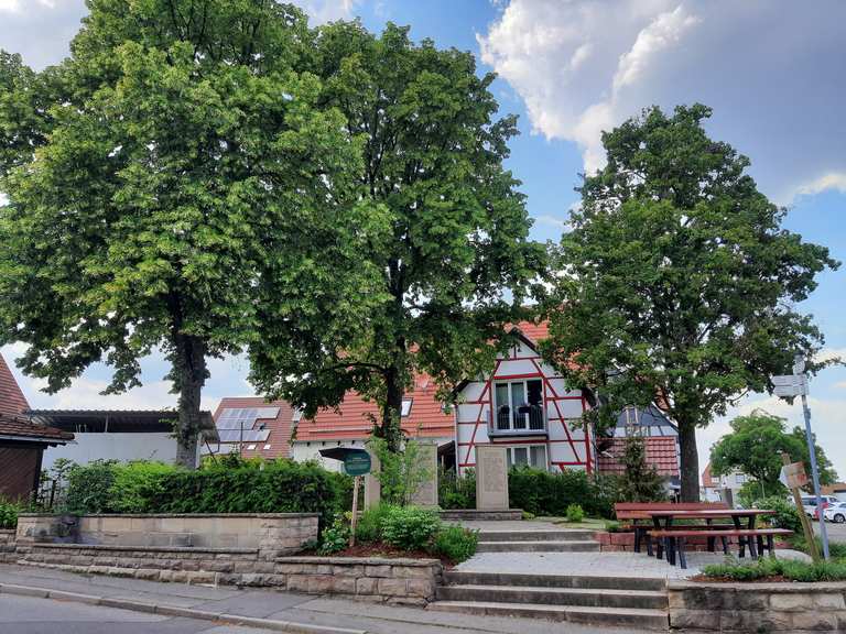 Kapelle Zum Heiligen Kreuz und historische Fachwerkhäuser Monakam ...
