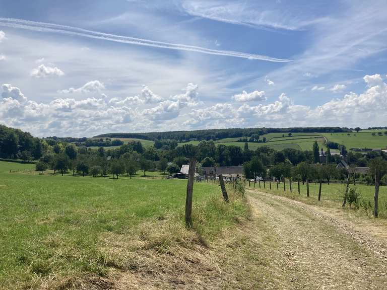 Prächtiger Blick auf St. Peter-Voeren von einem steinigen Pfad aus ...