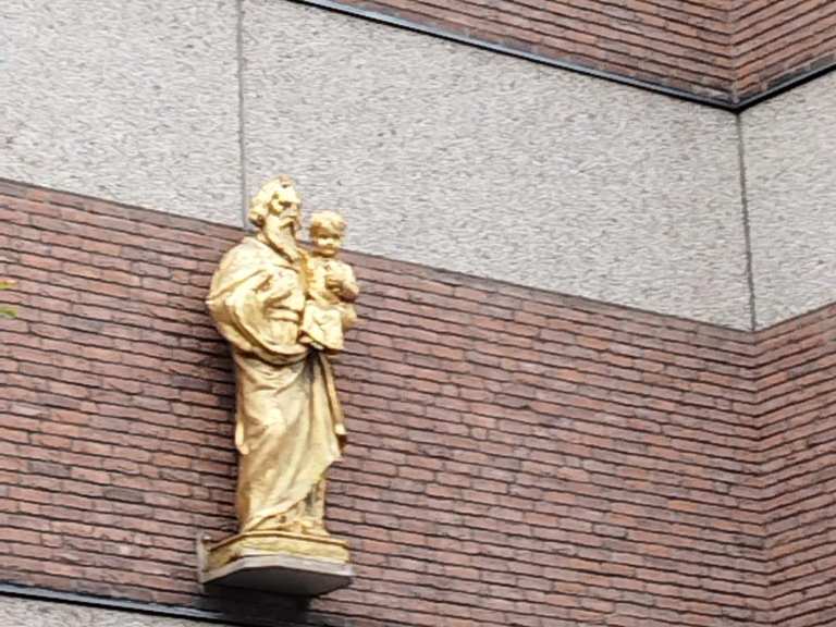 Statue des hl. Josef mit Kind am St.-Josefs-Hospital: Wanderungen und ...