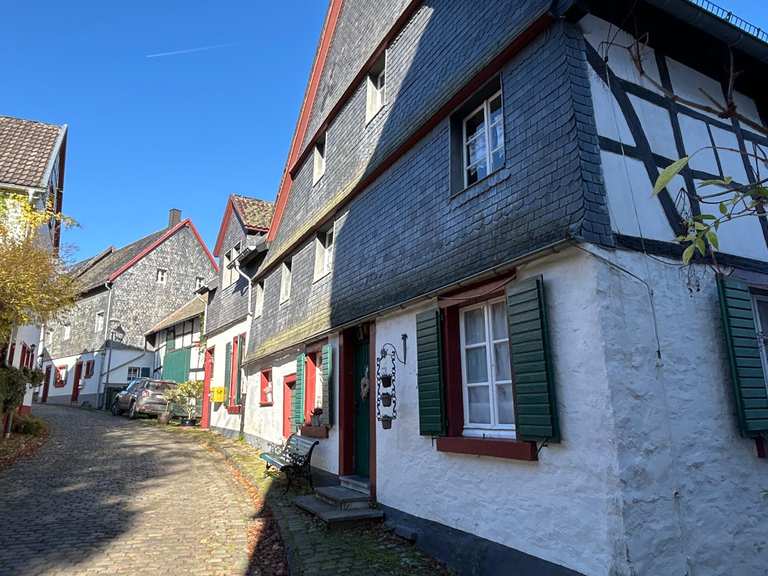 Skelett im Verlies der Burg Reifferscheid: Wanderungen und Rundwege ...