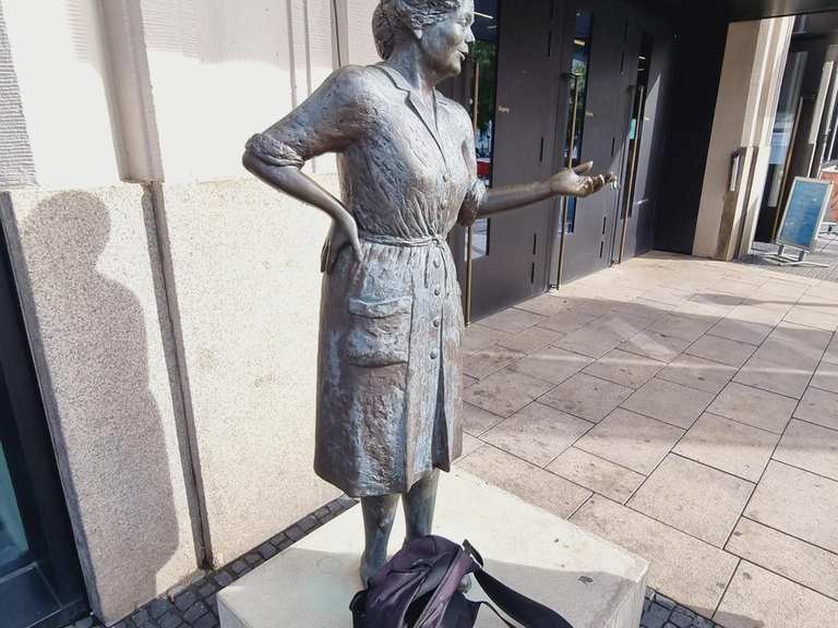 Heidi-Kabel-Statue vor dem Ohnsorg-Theater: Wanderungen und Rundwege ...