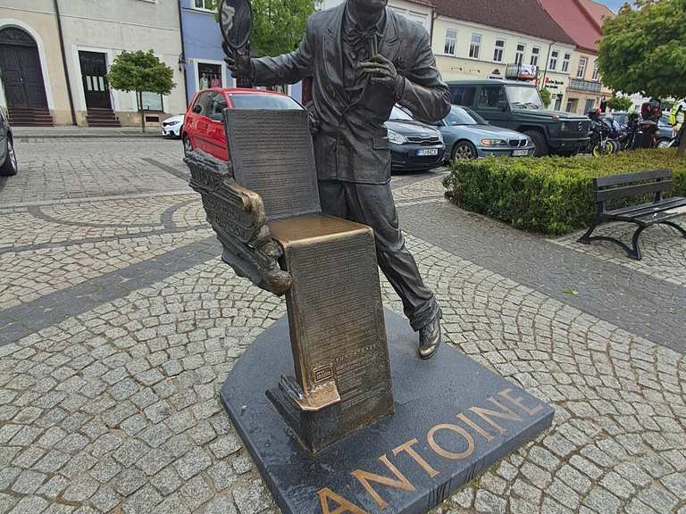 Monument to Antoni Cierplikowski on the market square in Sieradz ...