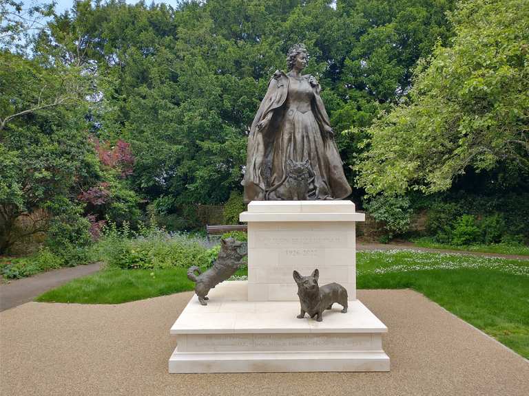 Queen Elizabeth II und Corgis Statue – Wanderungen & Anfahrt | Komoot