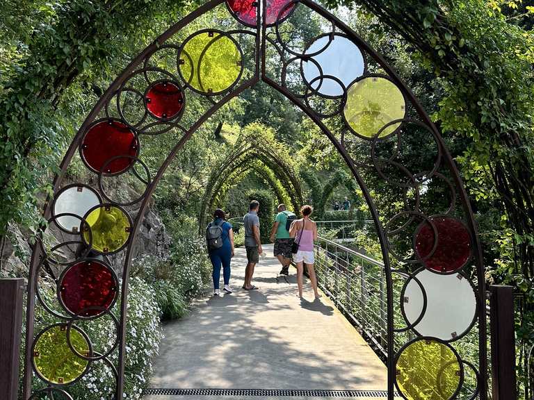 Torbogen zum Garten für Verliebte: Wanderungen und Rundwege | komoot