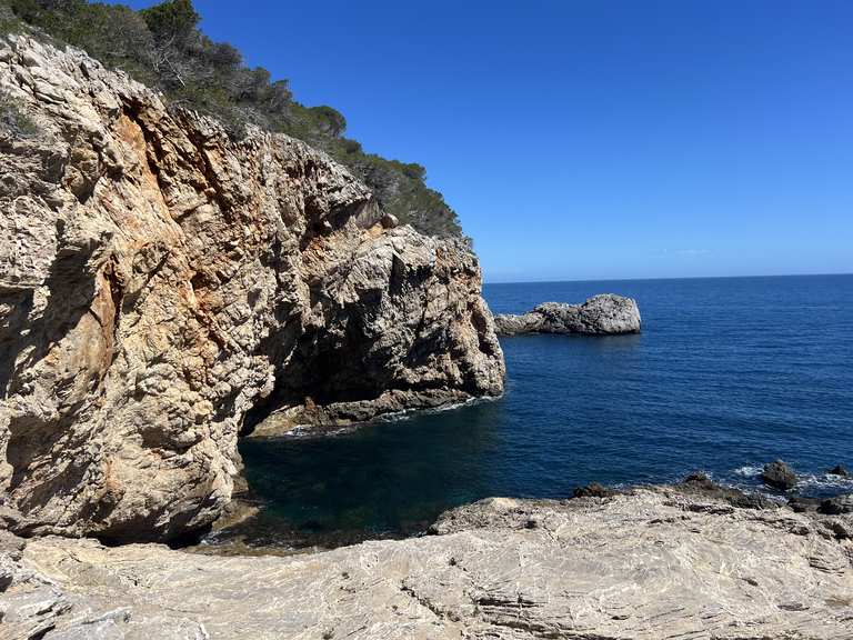 View of the coast and the Medes Islands near L'Estartit – Hikes & How ...