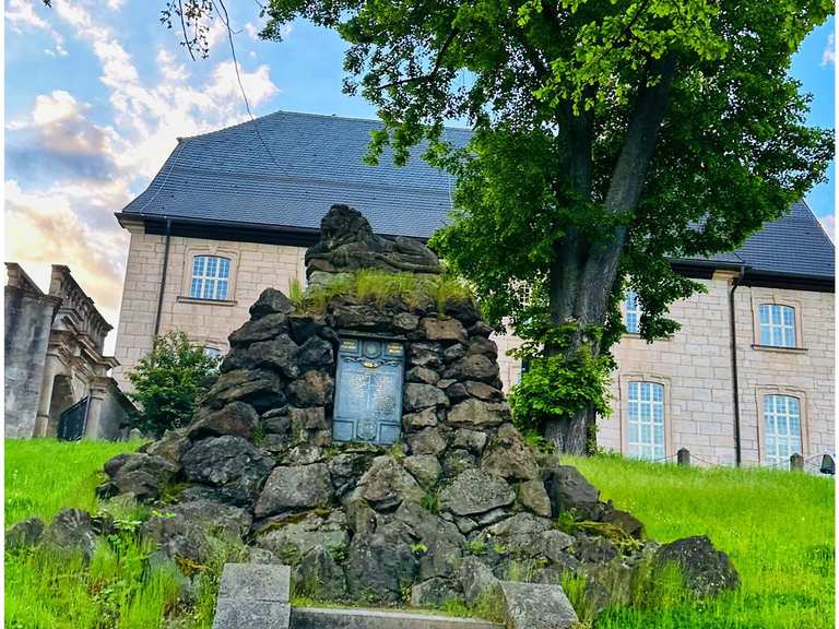 1870–71 War Memorial at Schleusingen Castle – Hiking & Cycling Routes ...
