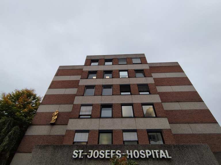 Statue des hl. Josef mit Kind am St.-Josefs-Hospital: Wanderungen und ...