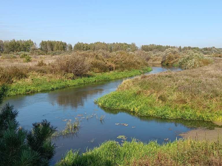 Landschaft am Fluss Sherna und die Kasaner Kirche im Dorf Zarechye ...