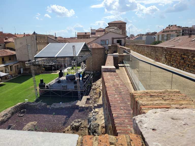 Center of the Roman León - City Wall walk: Wanderungen und Rundwege ...