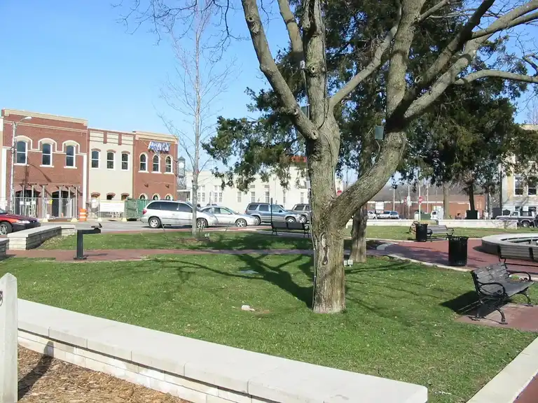Bentonville City Square: Wanderungen und Rundwege | komoot