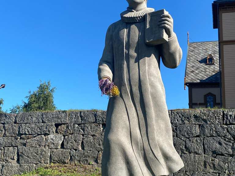 Hans Egede Statue at Vågan Church Routes for Walking and Hiking | Komoot