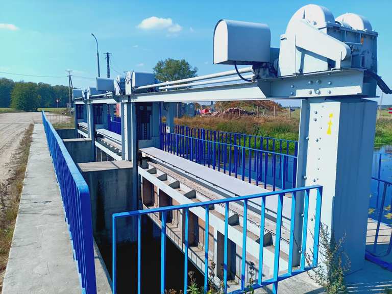 Déversoir à la jonction de canaux et de rivières - Itinéraires vélo et ...