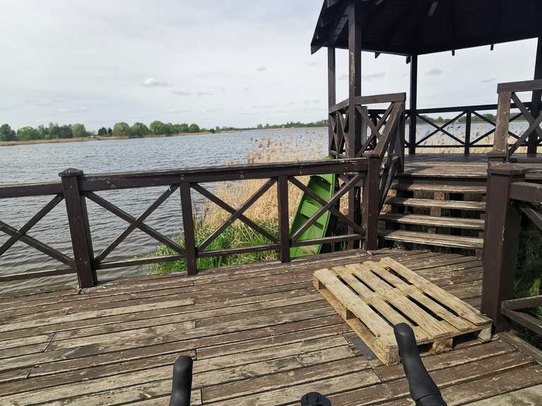 Zbęchy Strand. Eine große Holzplattform und ein großer Pavillon ...