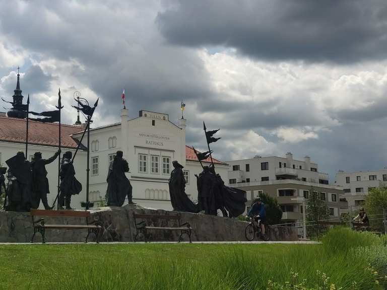 Tulln Denkmal und Rathaus – Tulln Donauufer Runde von Tulln an der ...
