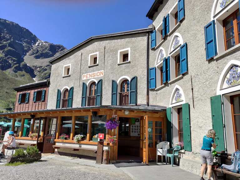 Sentier du Glacier Forni reliant trois refuges (via CAI 530 ...