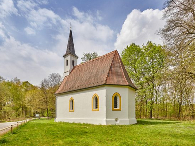 Belle église dans la forêt avec des bancs pour une courte pause ...