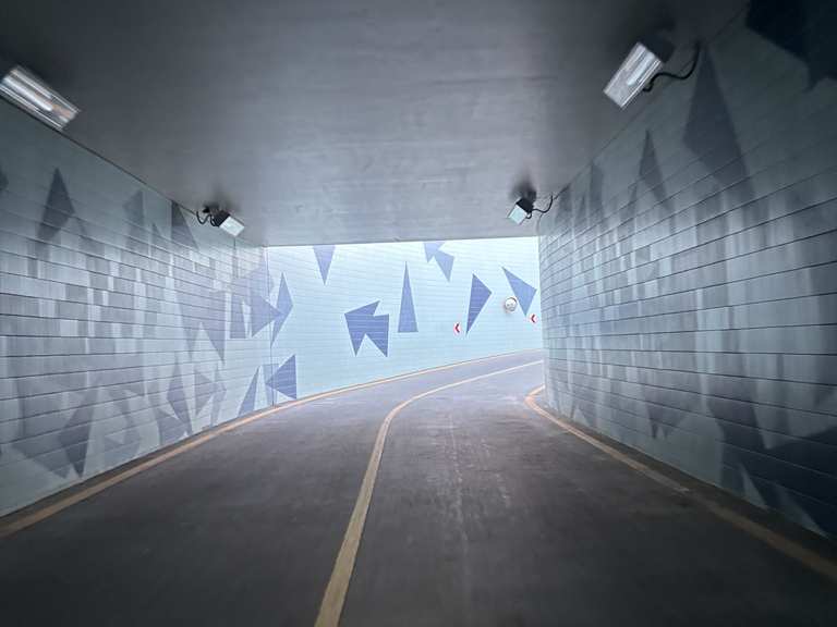 Paso subterráneo para ciclistas con mural: Rutas de ciclismo de ...