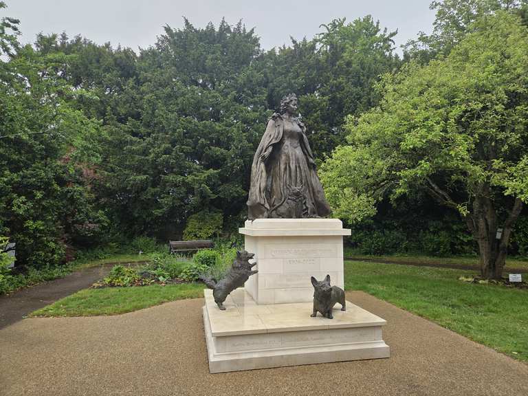 Queen Elizabeth II und Corgis Statue – Wanderungen & Anfahrt | Komoot