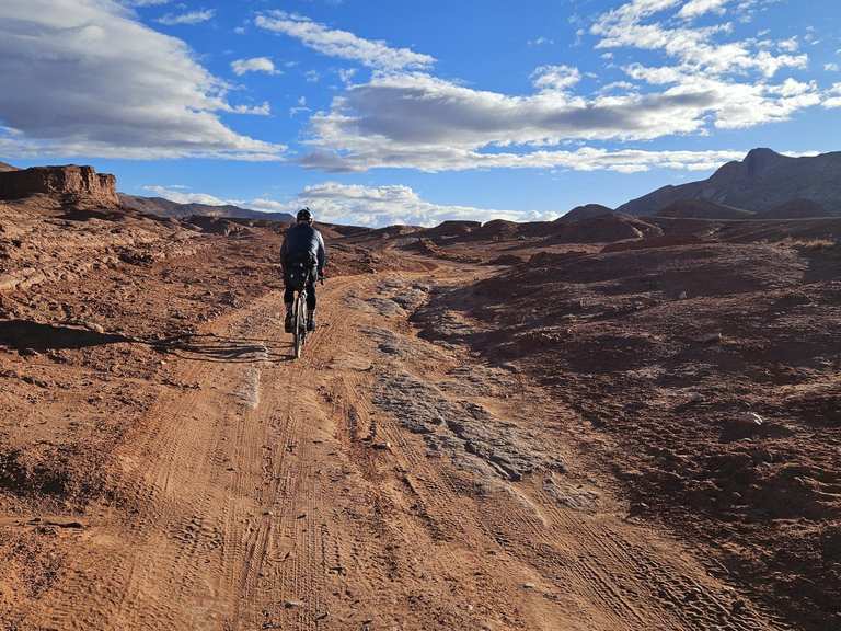 Dirt Road Through Reddish Walls - Cycle Routes and Map | Komoot