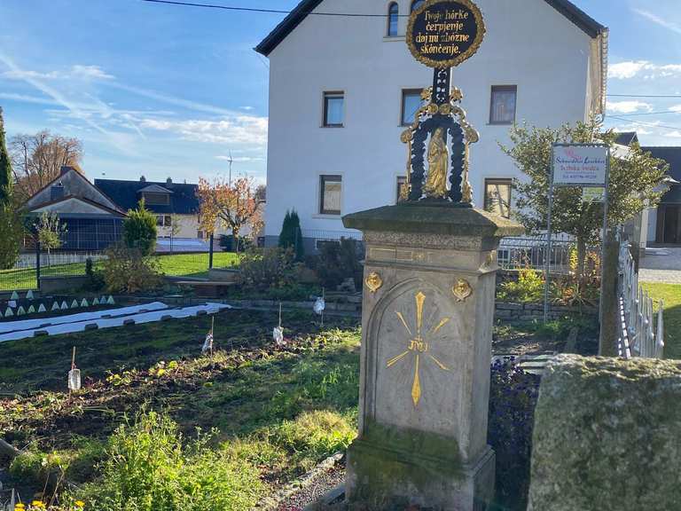 Prayer cross in the front garden Routes for Walking and Hiking | Komoot