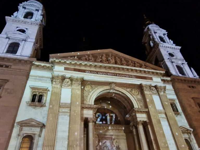Christmas Market at St. Stephen’s Basilica Routes for Walking and ...