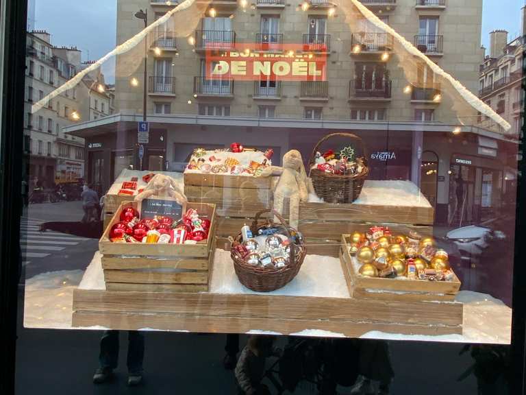 Christmas window displays at BON MARCHÉ Routes for Walking and Hiking ...