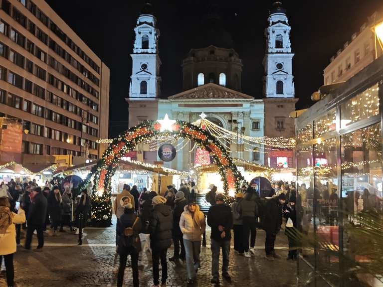 Christmas Market at St. Stephen’s Basilica Routes for Walking and ...