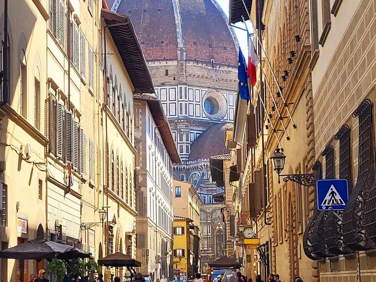 Uitzicht op de kathedraal van Florence vanaf de Via dei Servi ...