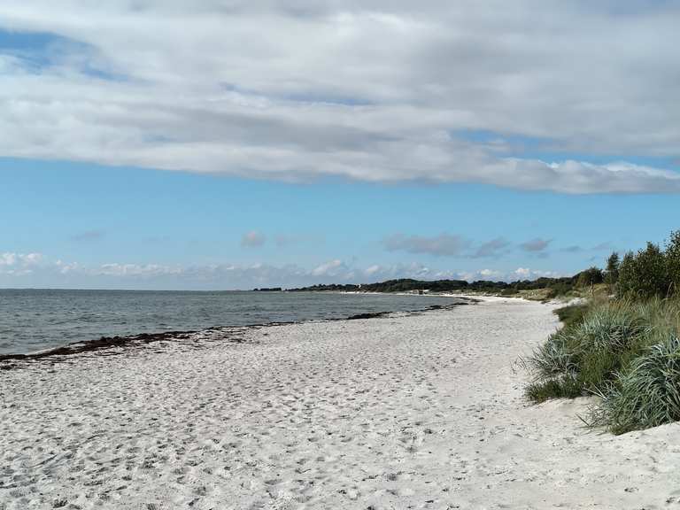 Weißer Sandstrand in der Nähe des Campingplatzes: Wanderungen und ...