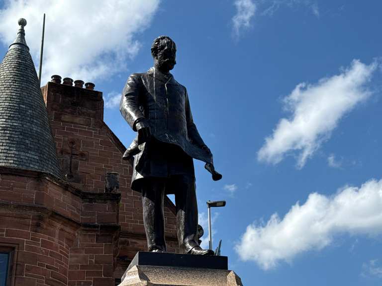 Sir William Pearce Statue: Wanderungen und Rundwege | komoot