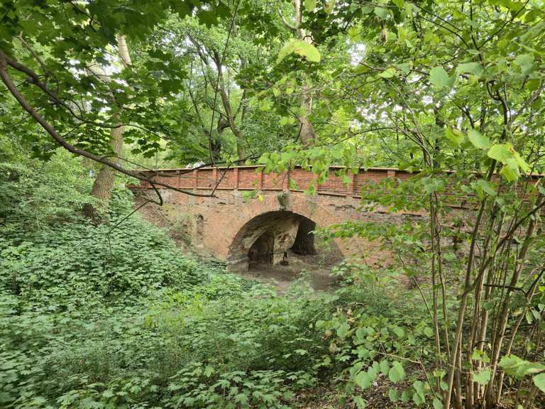 Ziegelbrücke im Park Królikarnia: Wanderungen und Rundwege | komoot