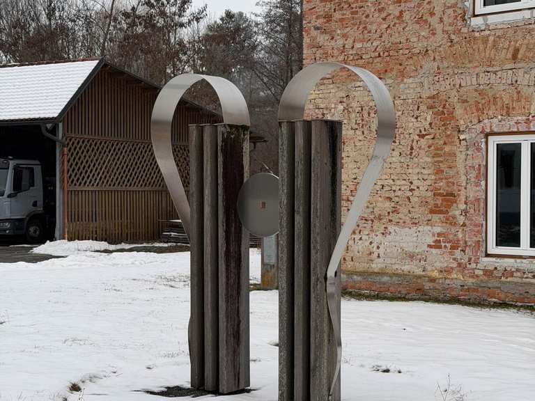Rastplatz mit moderner Skulptur: Wanderungen und Rundwege | komoot
