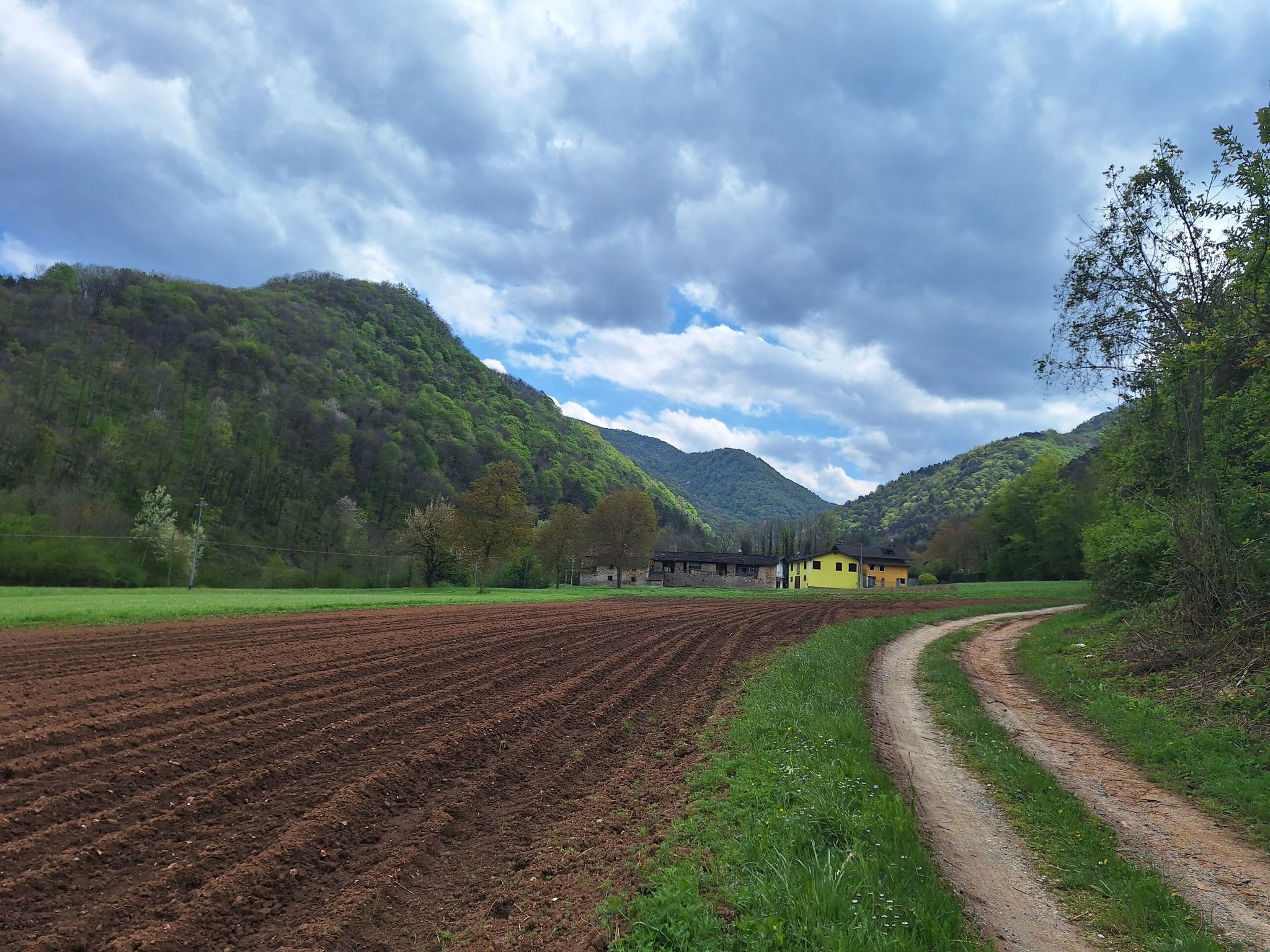 Sentiero Sarvanot – Waldweg am Fluss entlang Runde von Caraglio ...