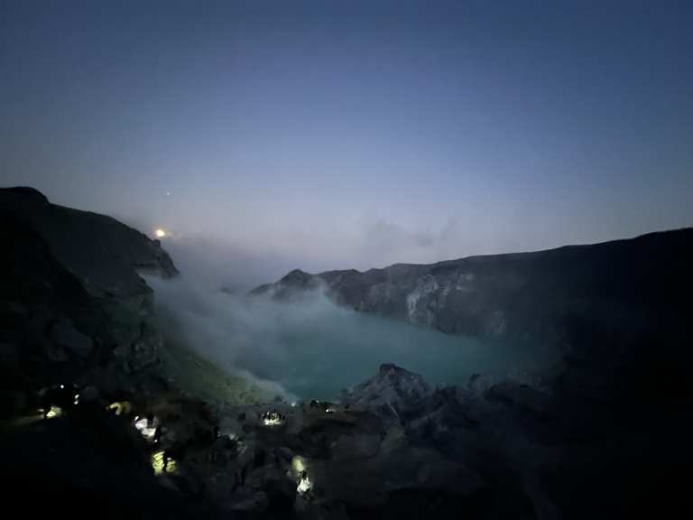 Rauf, rauf, rauf, immer schon den Berg hinauf - in den Vulkan ...