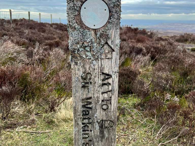 Hike from horseshoe pass to sir Watkins tower | Wanderung | Komoot