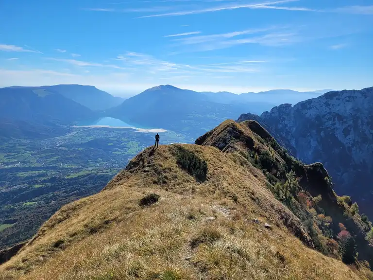 Montagnes pâles et crêtes acérées — Alta Via 7 des Dolomites ...