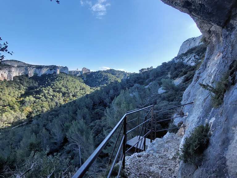 Top 10 Hikes and Walks around Saint-Rémy-De-Provence | Komoot