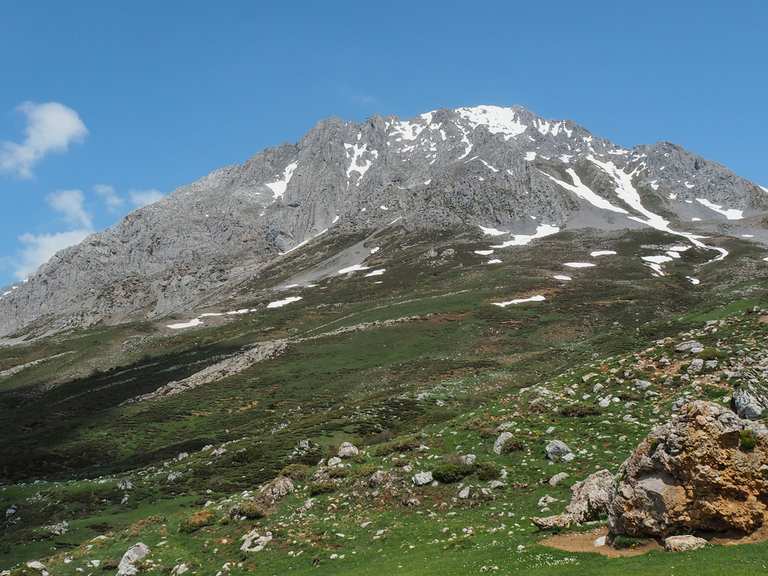 Top 10 Hikes and Walks around National Park Ubiñas-La Mesa | Komoot